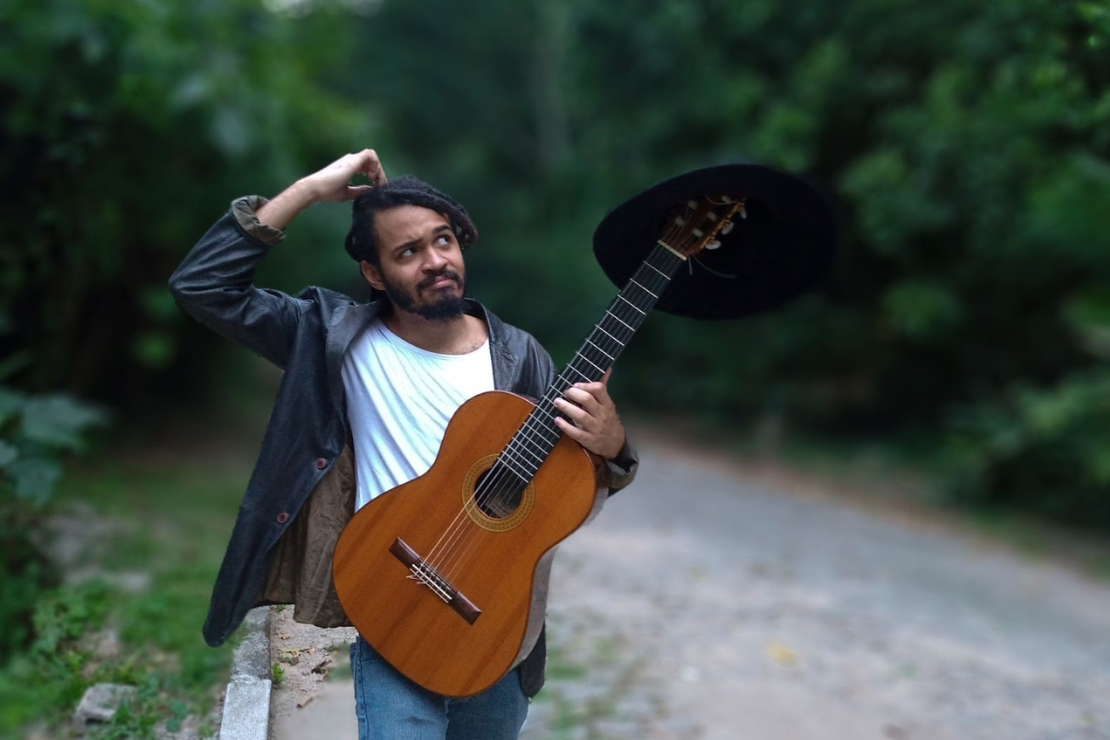 Chico Brown se apresenta com o show "Máquina do Tempo" no Rio de ...