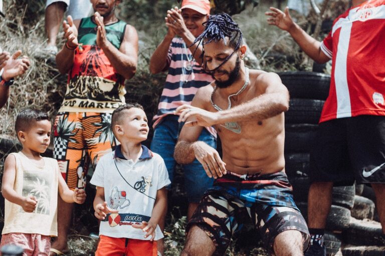 Justiça de Xangô em lançamento do rapper Cafuzo da Baixada na cena ...
