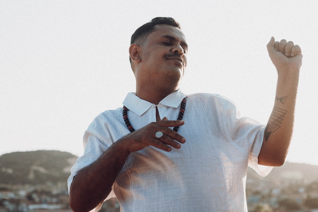 Justiça de Xangô em lançamento do rapper Cafuzo da Baixada na cena ...